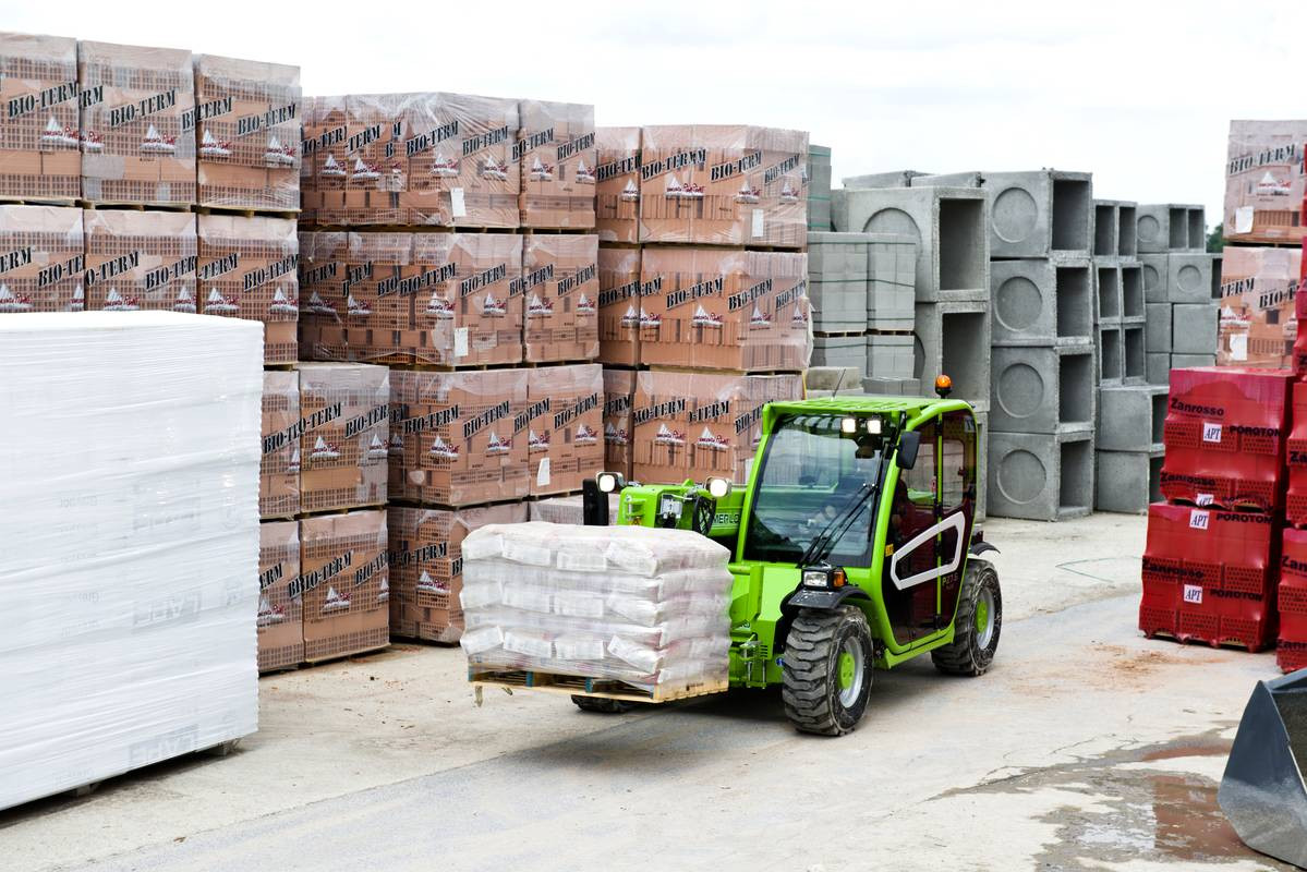 Chariot télescopique compact sur roues P27.6 MERLO, chargeur élévateur ...