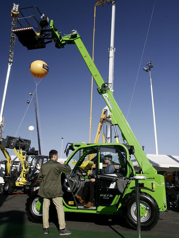 Chariot télescopique compact sur roues P27.6 MERLO, chargeur élévateur ...