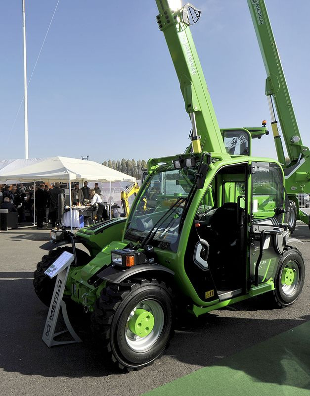 Chariot télescopique compact sur roues P27.6 MERLO, chargeur élévateur ...
